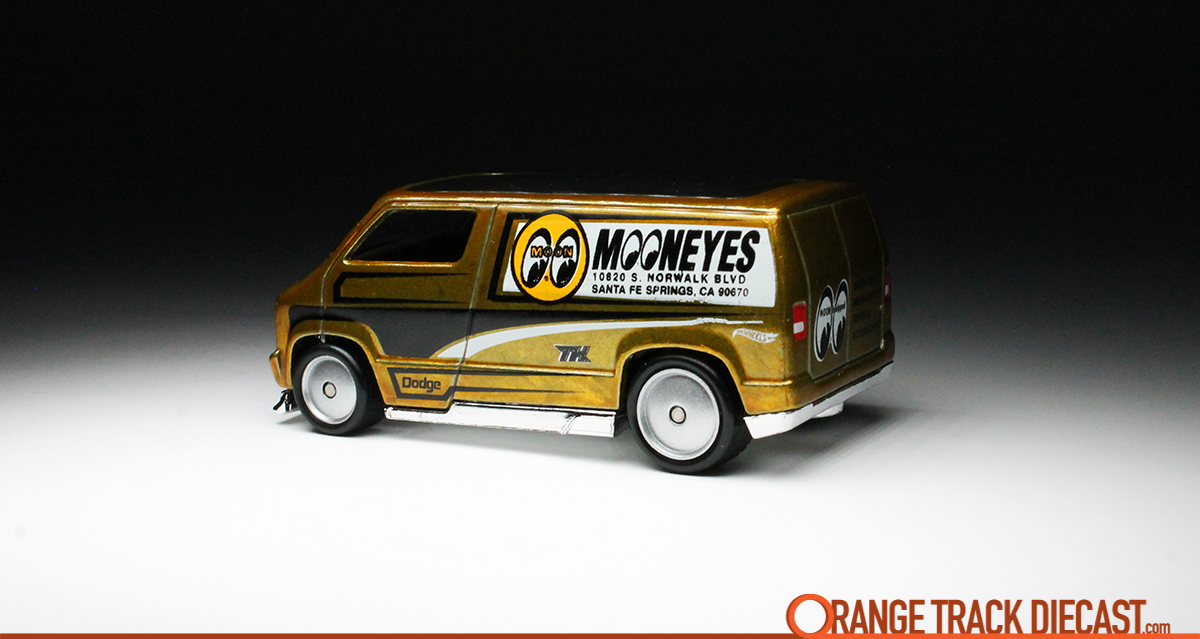 HW City – HW Performance: CUSTOM ’77 DODGE VAN – ORANGE TRACK DIECAST